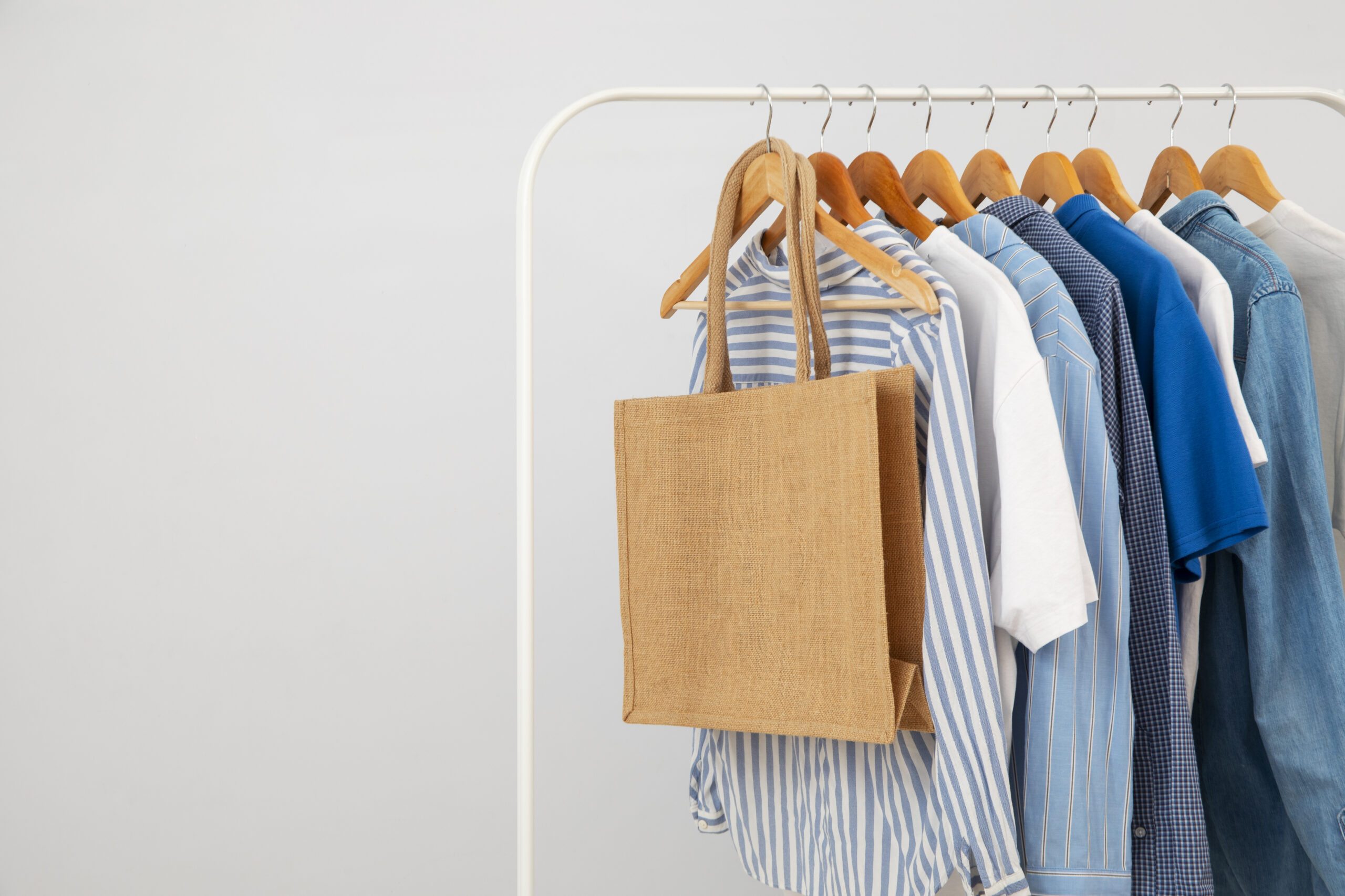 Types and Benefits of Wooden Clothes Hangers for the Bedroom - Gantara ...